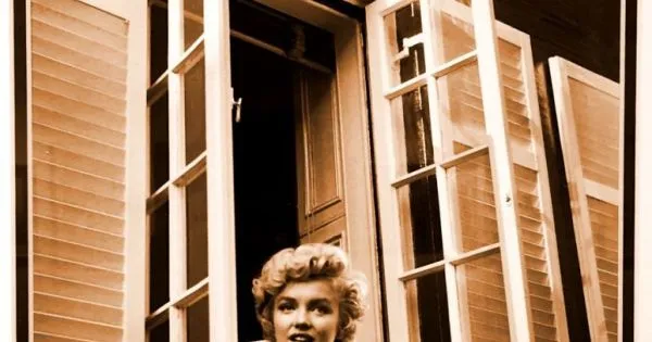 Marilyn Monroe, On Window | Arthipo